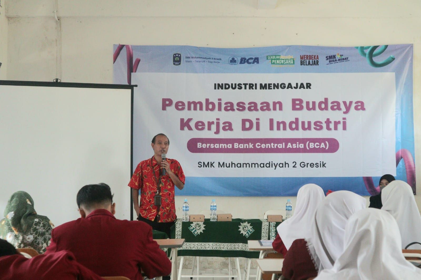 Hadirkan profesional Perbankan SMKM 2 Benjeng Bangun Budaya Kerja Siswa ...