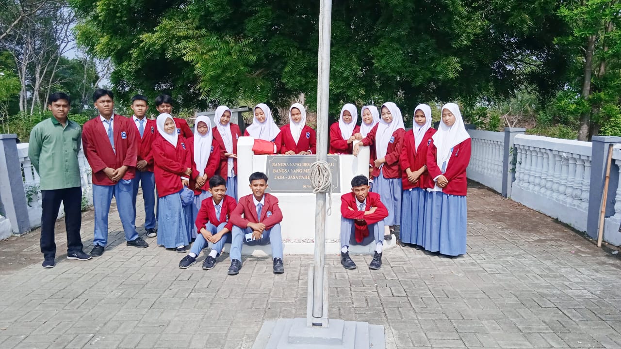 IPM SMK Muhammadiyah 2 Benjeng Gresik Peringati Hari Pahlawan dengan Tabur Bunga - kabargresik.com